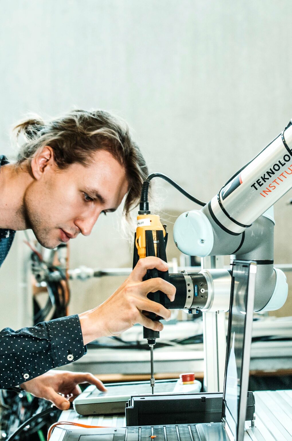 Screw driving with a cobot | Automated screwing with collaborative robots