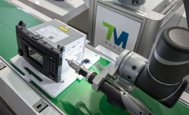 What is a cobot? | The ultimate collaborative robot guide | WiredWorkers